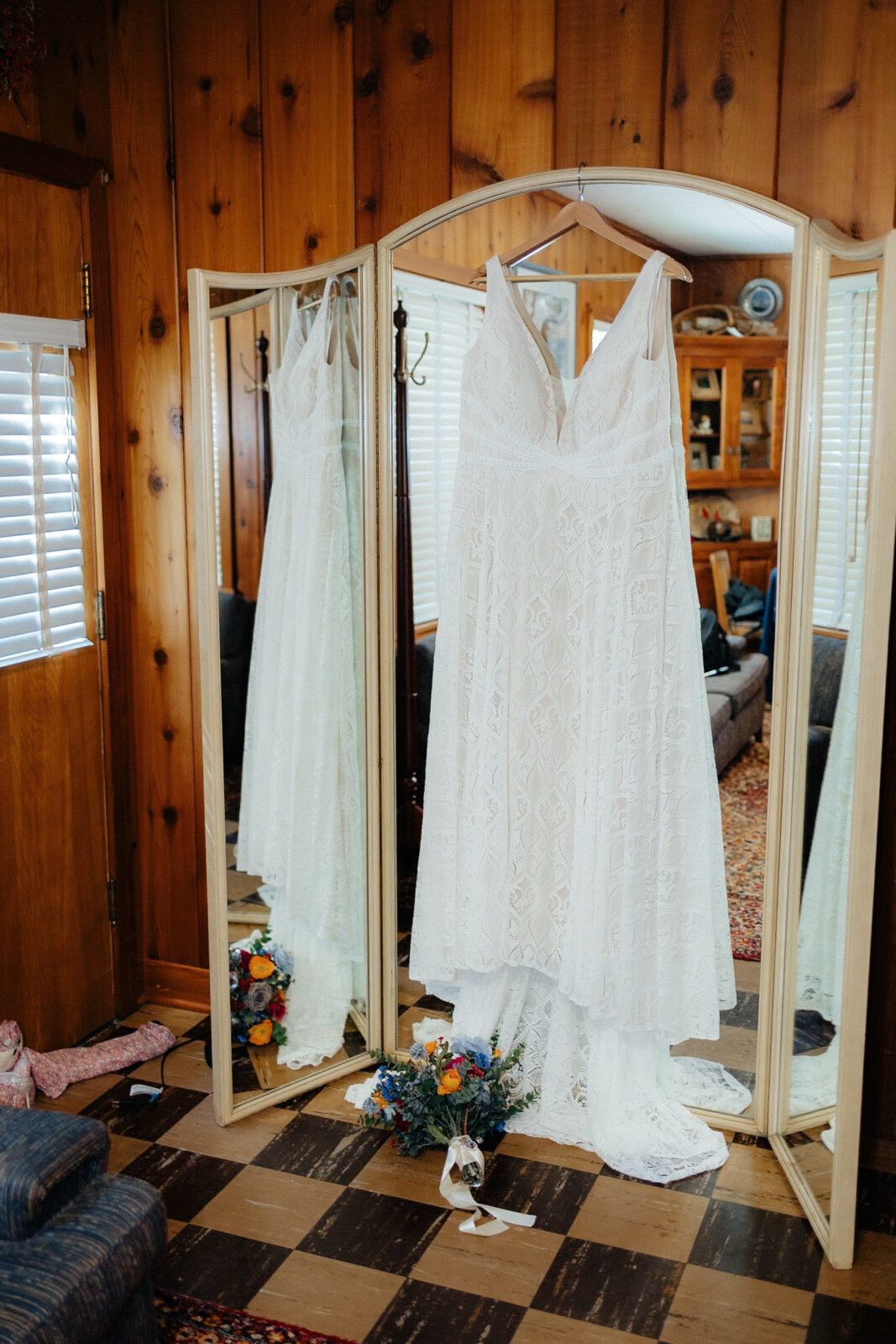 How to Plan a Michigan Spring Elopement - brandilynnsphoto.com